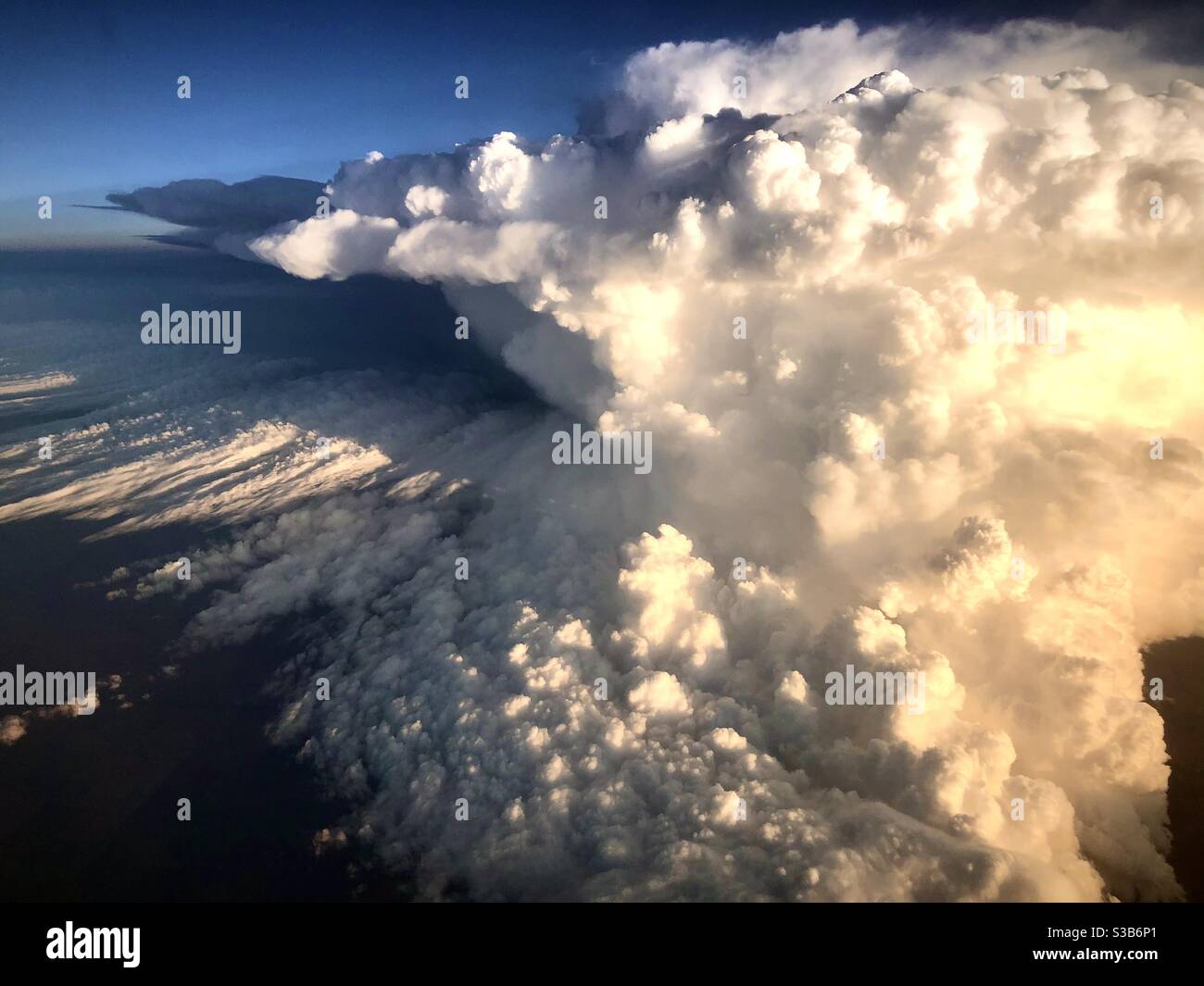 Massive storm cloud hi-res stock photography and images - Alamy