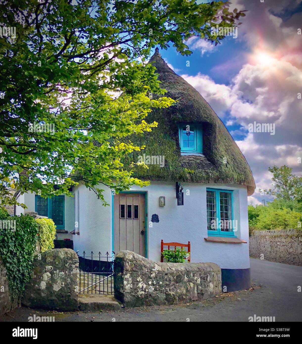 Cute Thatched Cottage High Resolution Stock Photography and Images - Alamy