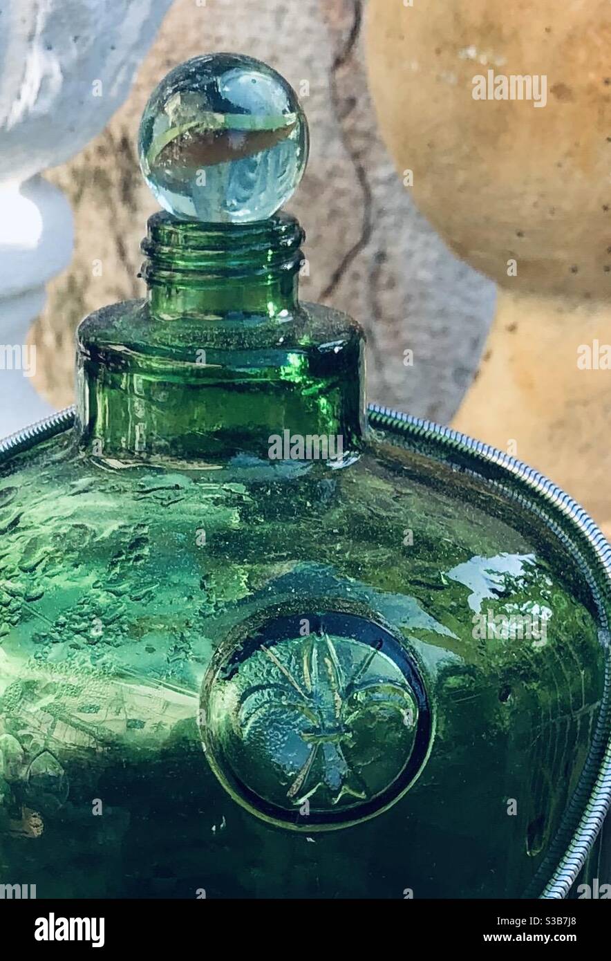 Bottle green art hi-res stock photography and images - Alamy