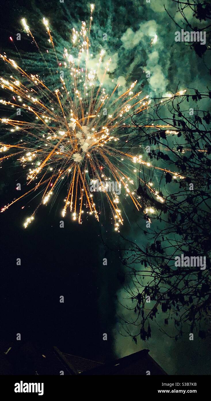 Exploding firework hi-res stock photography and images - Alamy
