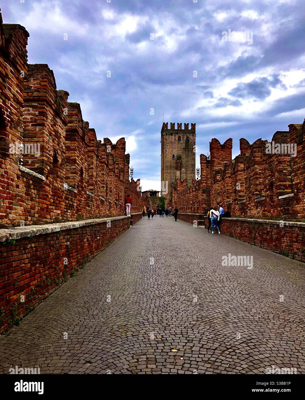 Verona city walls hi-res stock photography and images - Alamy