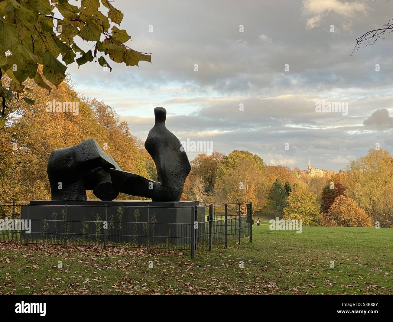 Statue of reclining figure hi-res stock photography and images - Alamy