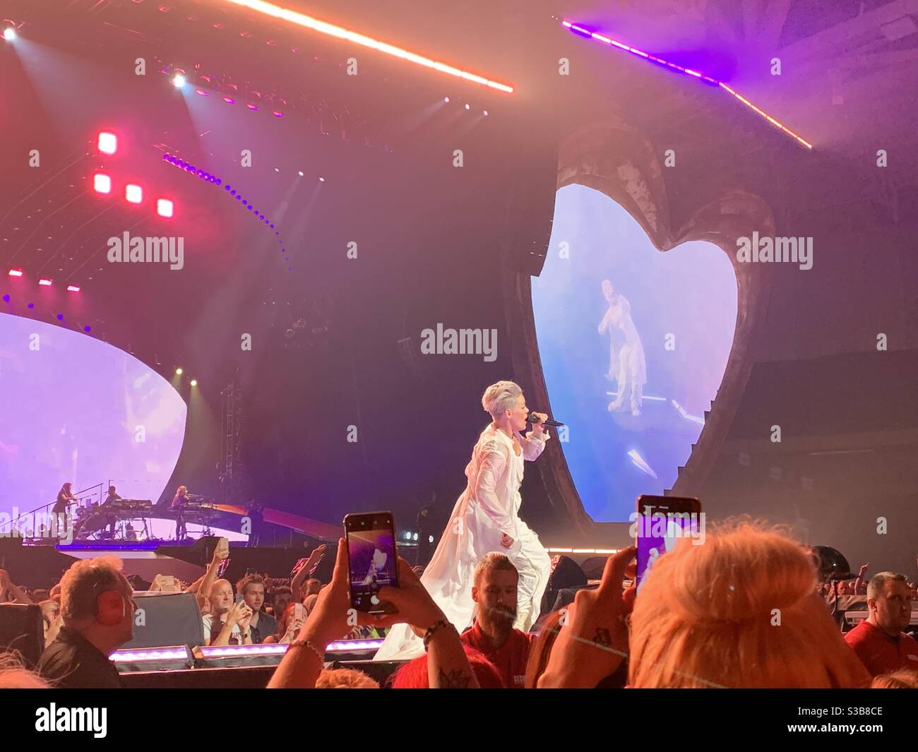 Pink singer hi-res stock photography and images - Alamy