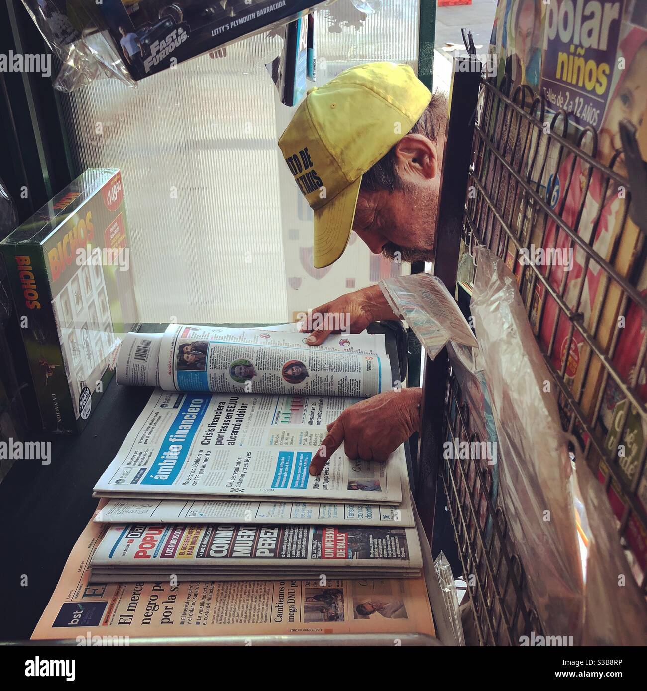 Note newspaper hi-res stock photography and images - Alamy