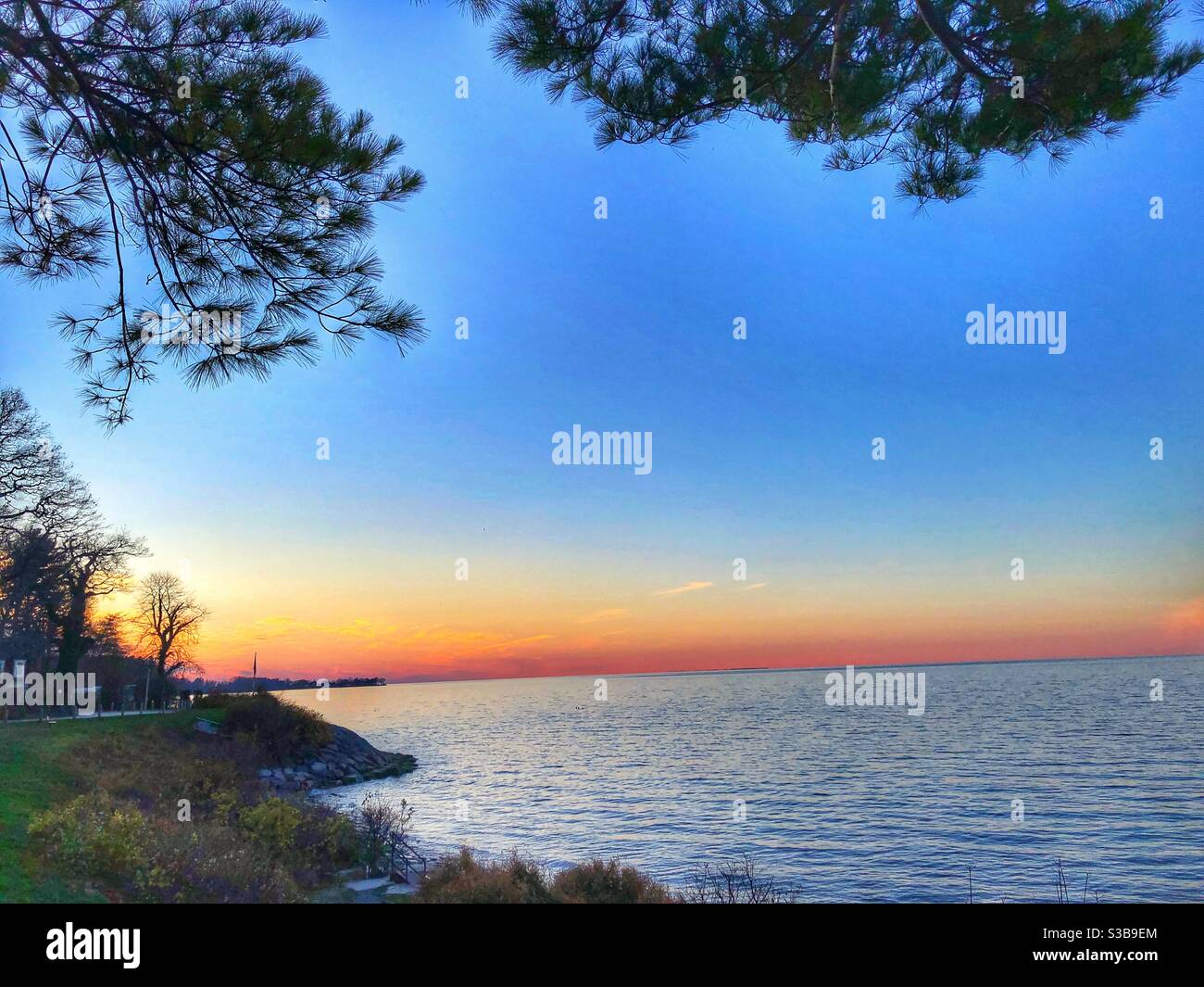 Horizon over lake hi-res stock photography and images - Alamy