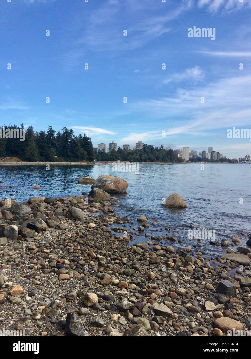 British columbia rocks along beach hi-res stock photography and images ...