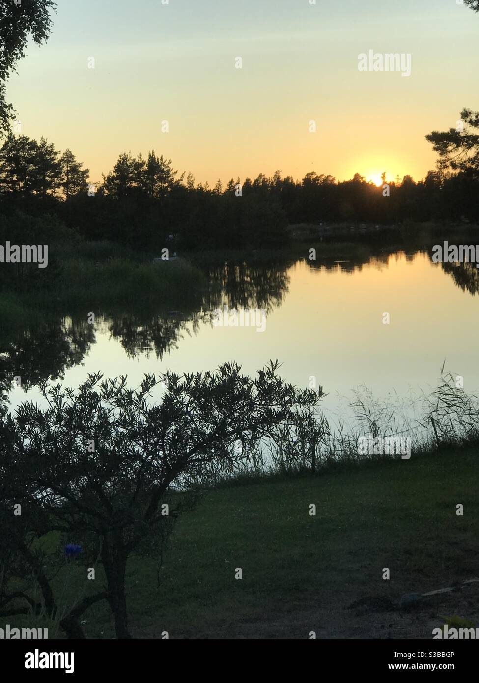 Setting midnight sun hi-res stock photography and images - Alamy