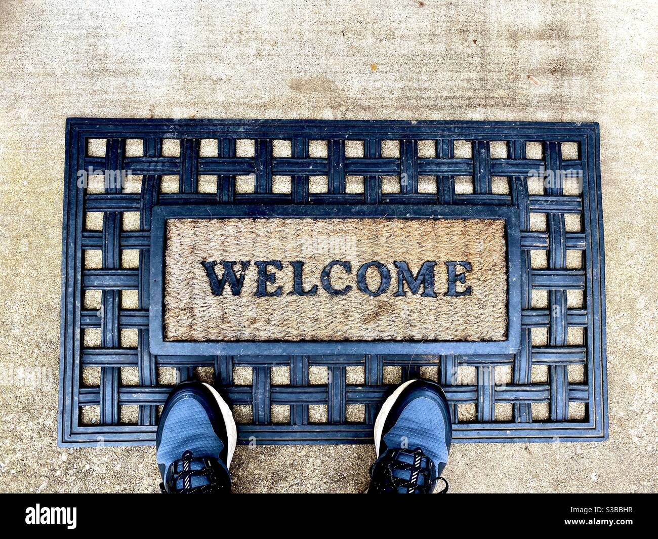 Outdoor welcome mat hi-res stock photography and images - Alamy