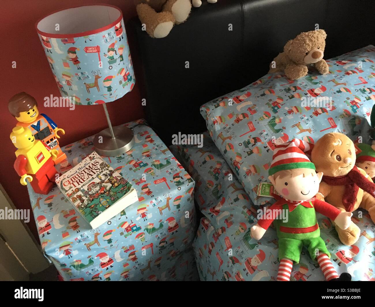 Elf on the shelf hi-res stock photography and images - Alamy