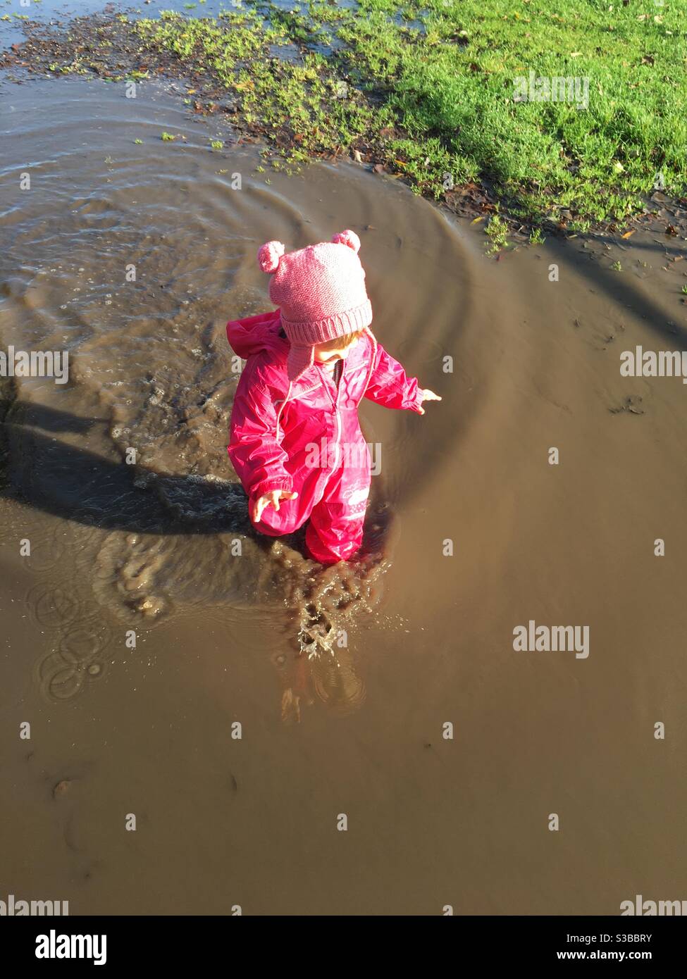 Children playing in puddles hi-res stock photography and images - Alamy