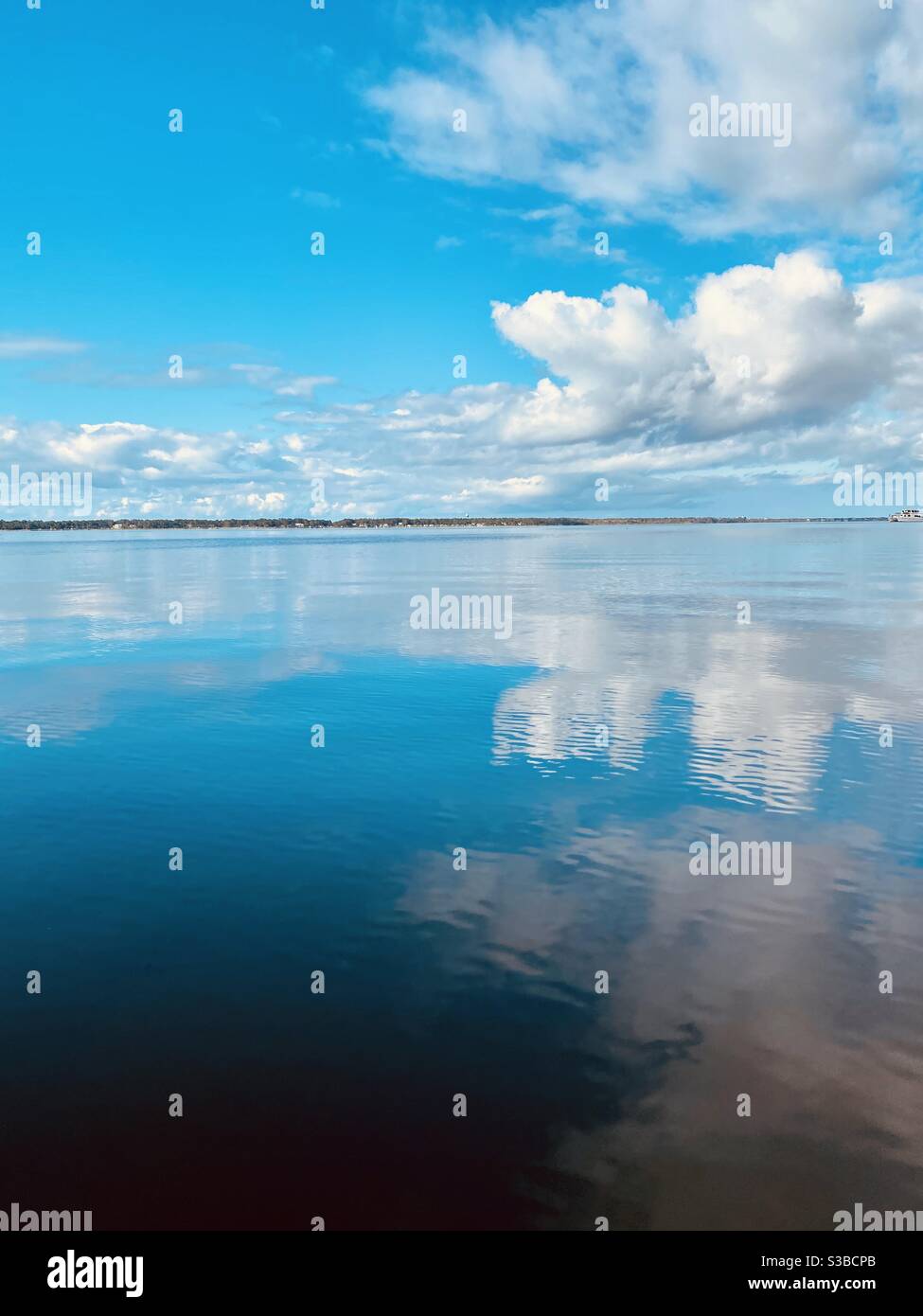 Blue sky and reflections hi-res stock photography and images - Alamy