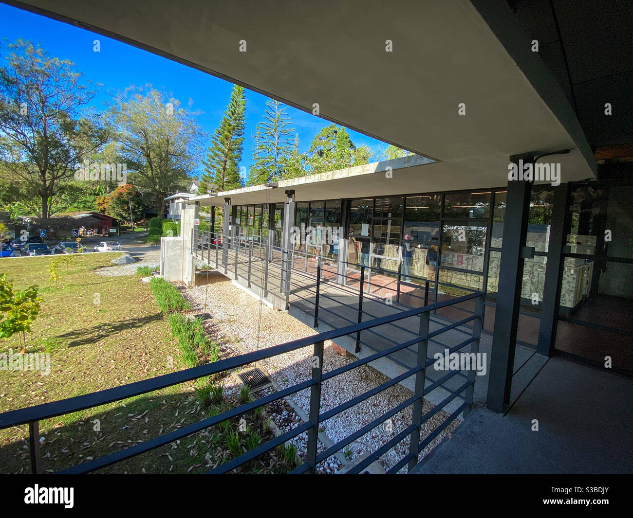 Horizontal building hi-res stock photography and images - Alamy