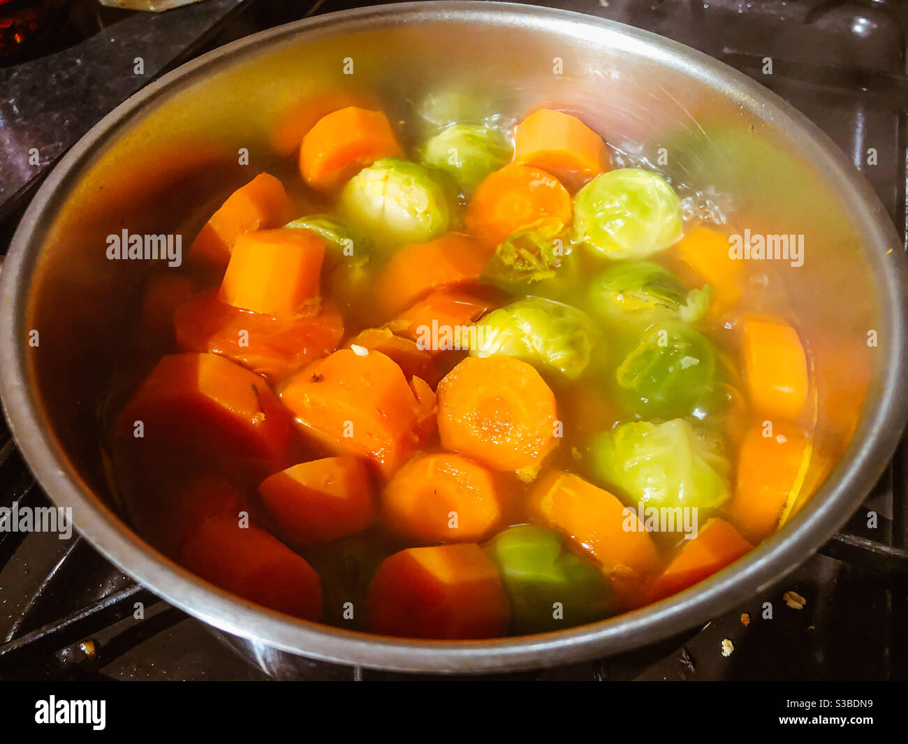 Boiling mixed vegetables hi-res stock photography and images - Alamy