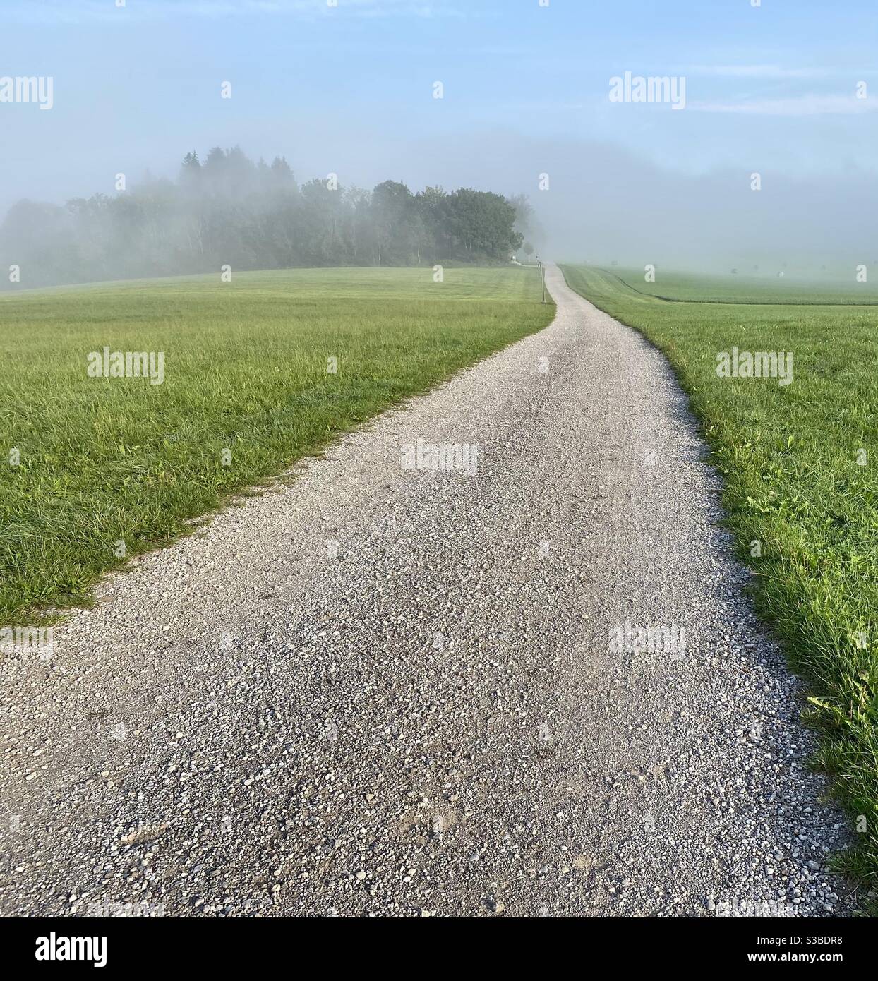 Gravel road through field hi-res stock photography and images - Alamy