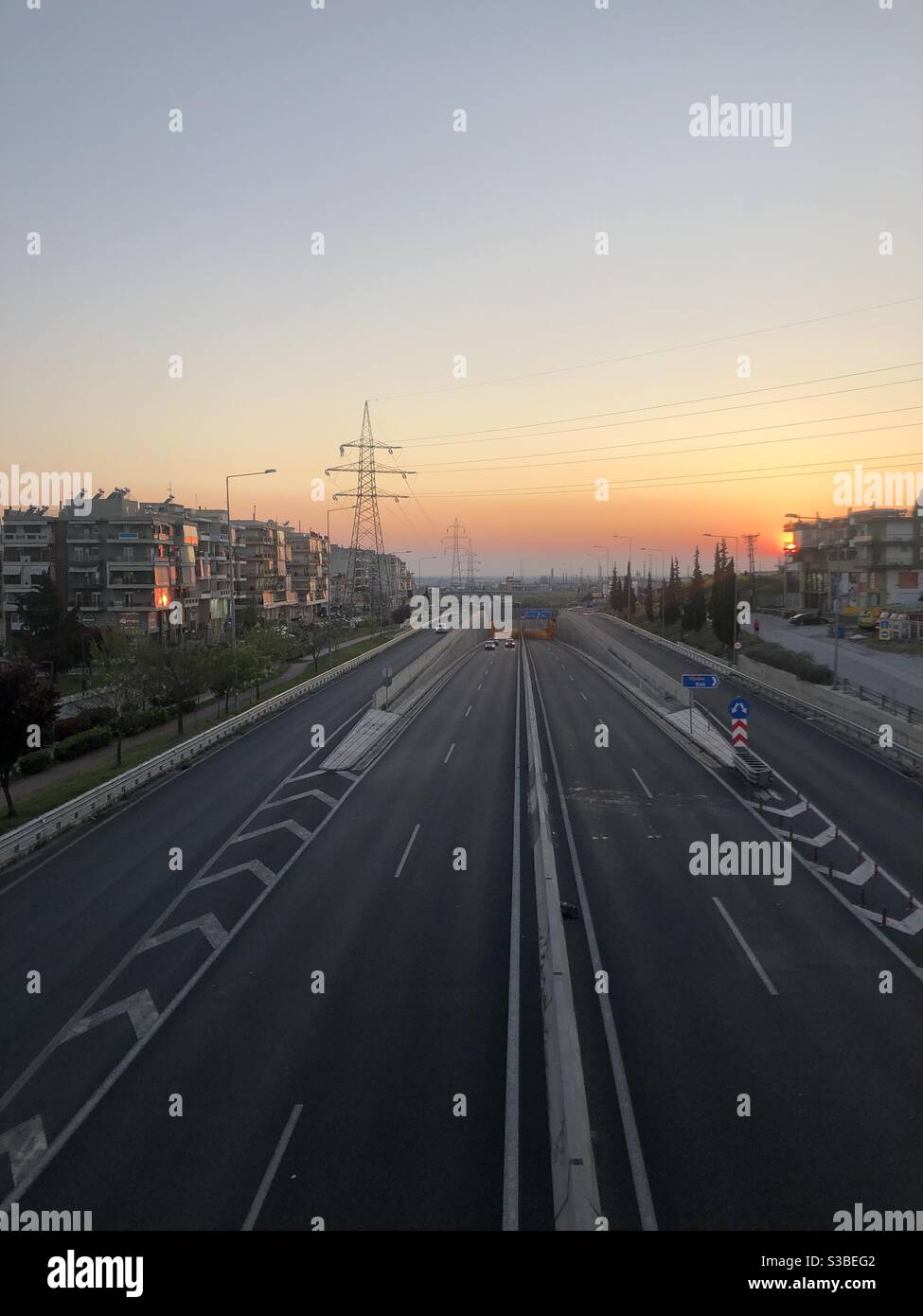 Cars driveway hi-res stock photography and images - Alamy