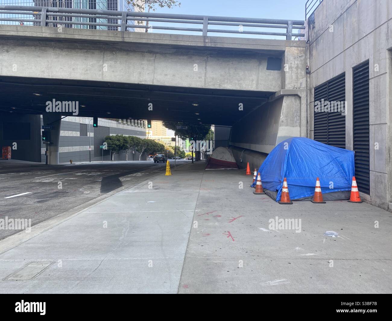 Underpass homeless tent los angeles hi-res stock photography and images ...