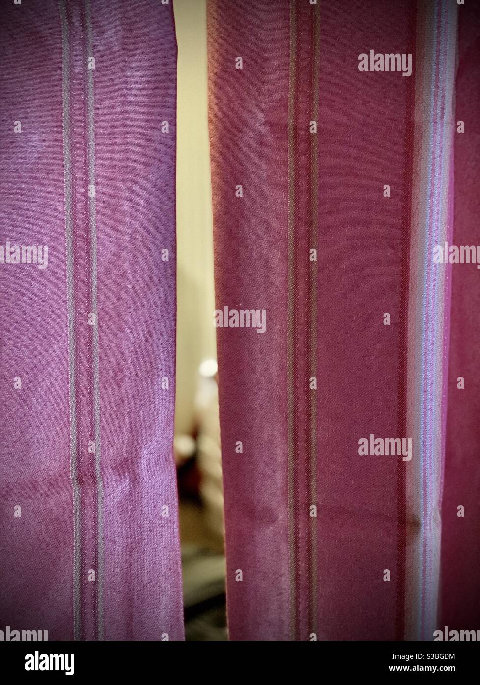 Red curtains hi-res stock photography and images - Alamy