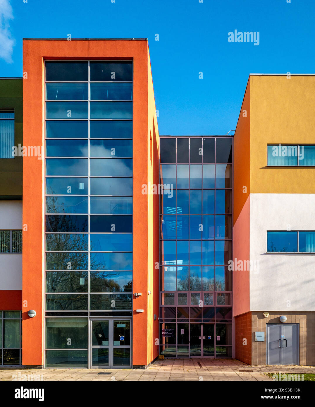 Modern contemporary building hi-res stock photography and images - Alamy