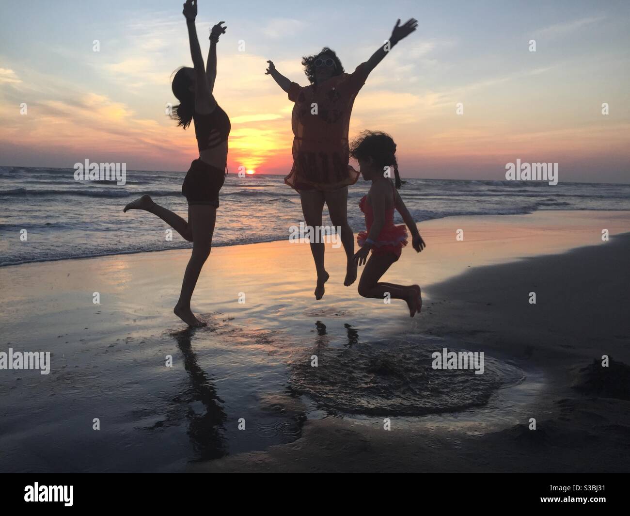 3 women at the beach hi-res stock photography and images - Alamy
