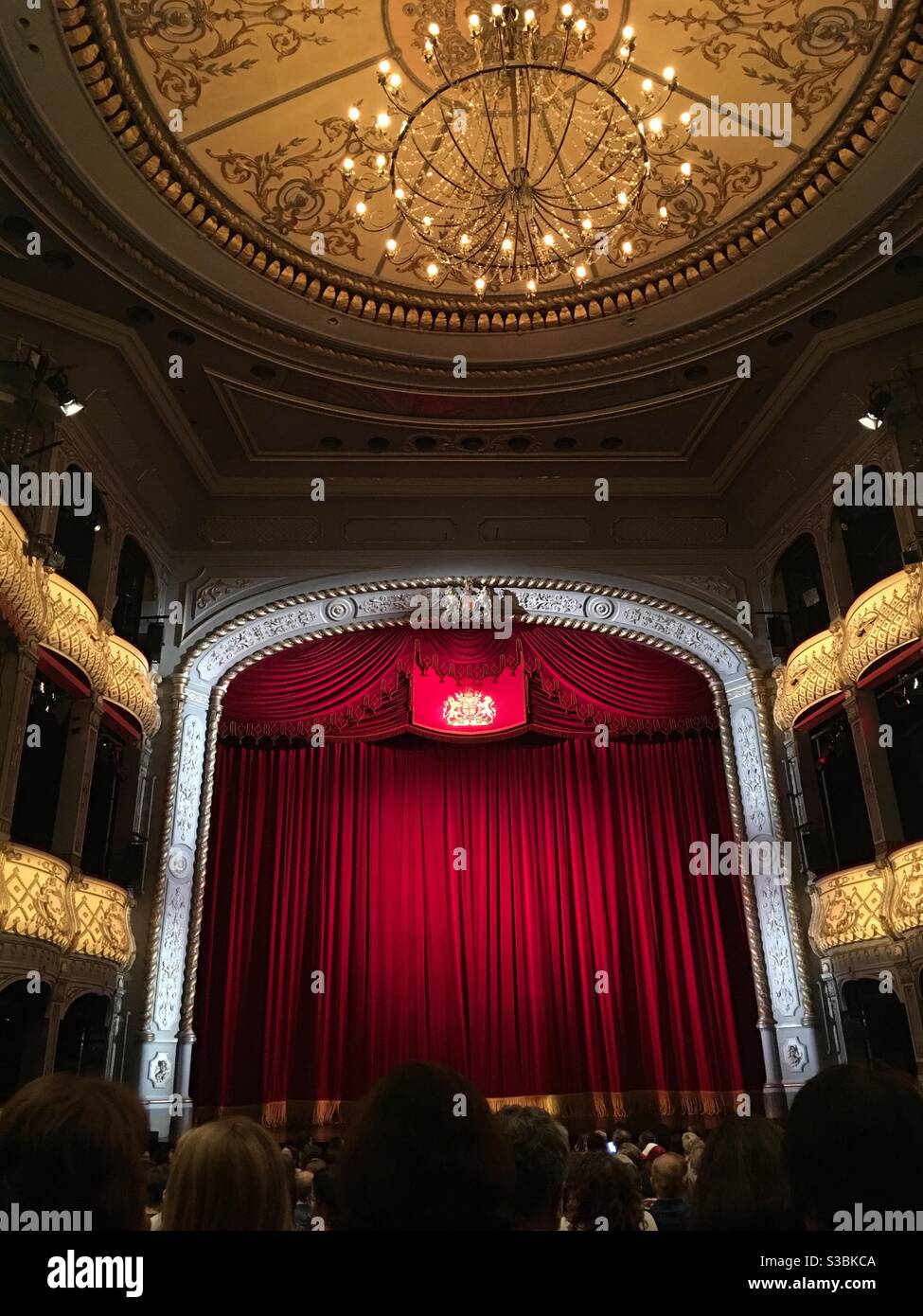 Red curtain theatre hi-res stock photography and images - Alamy