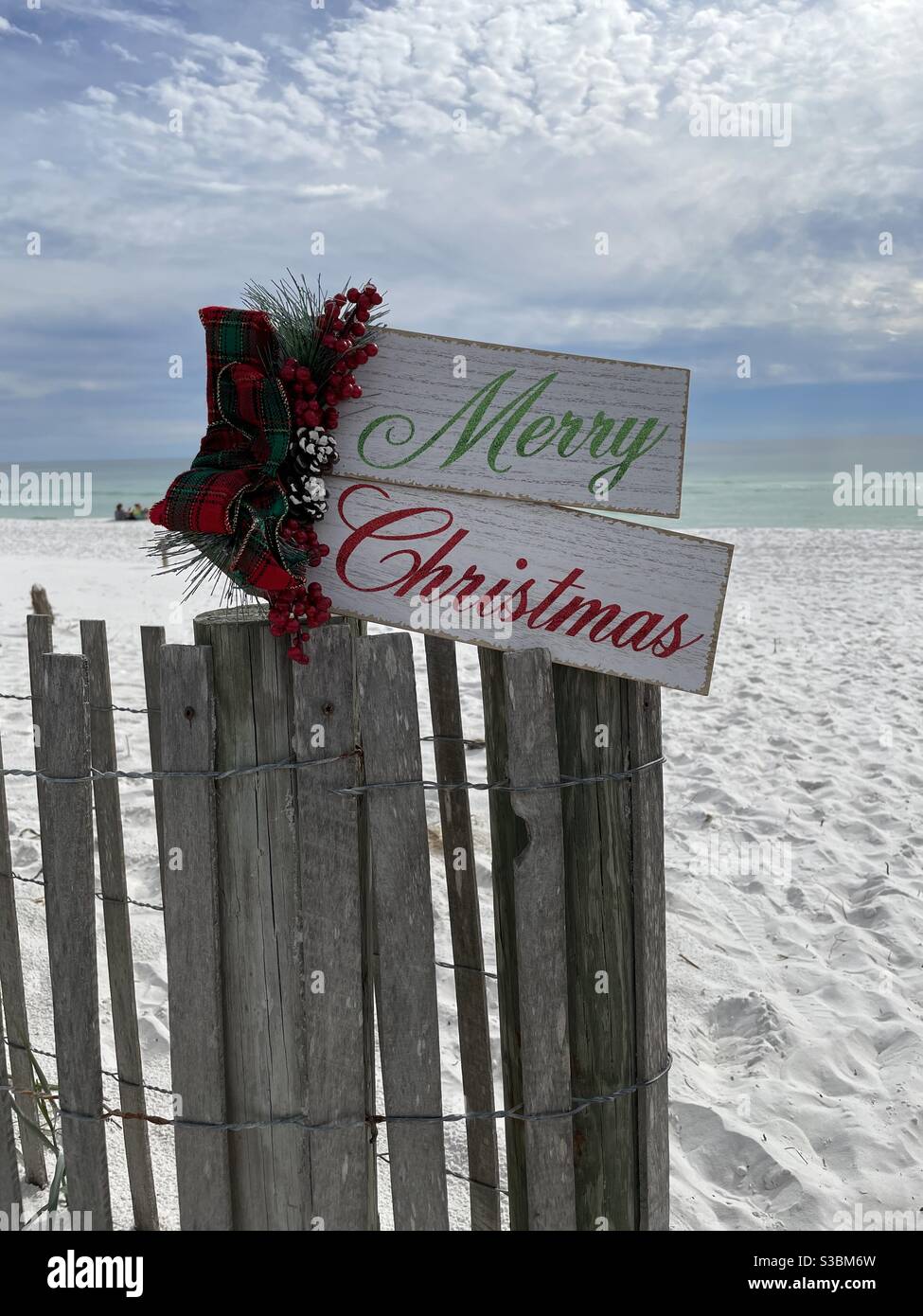 Merry Christmas sign on wooden fence with white sand Florida beach ...