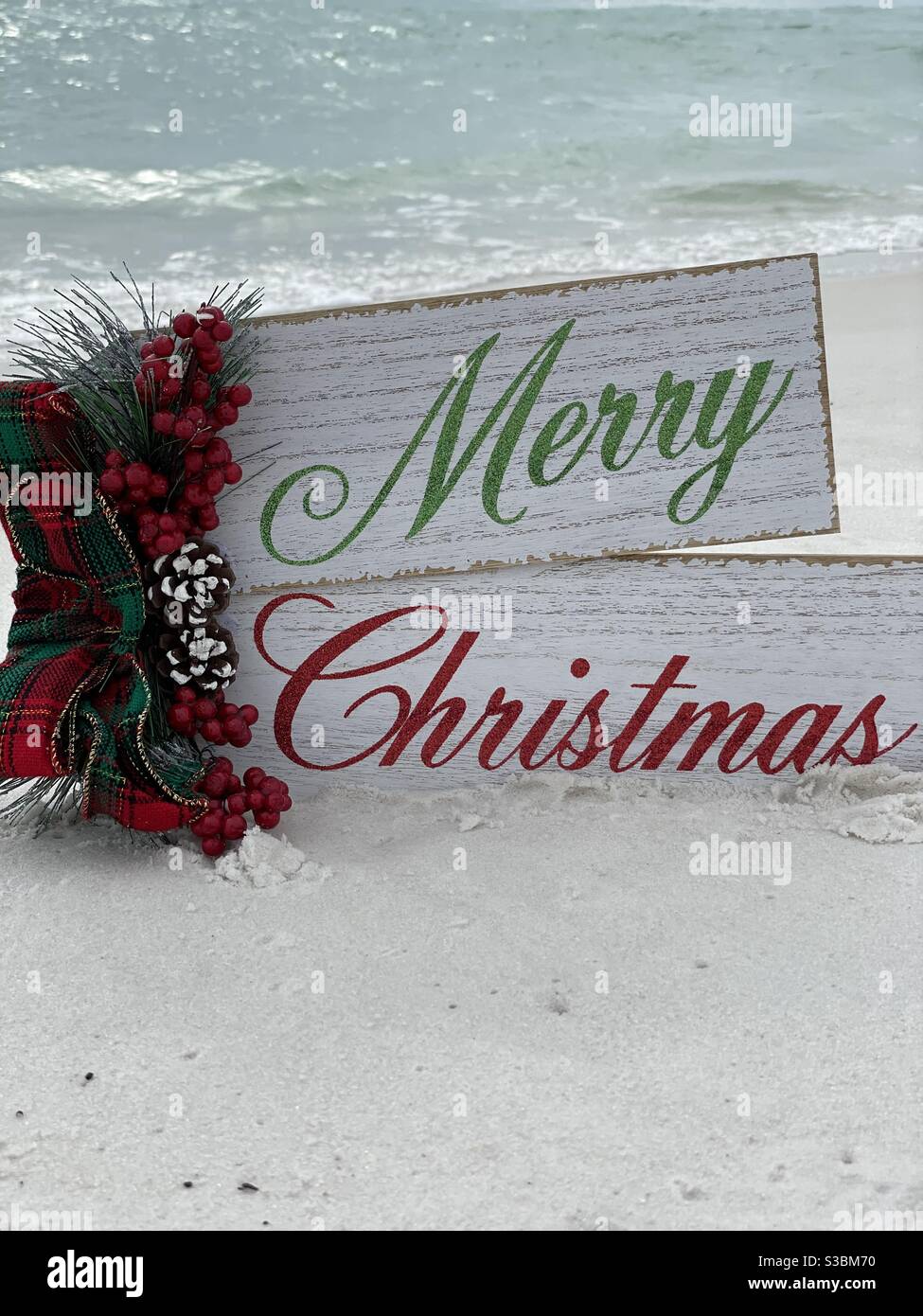 Merry Christmas sign with ocean water background Stock Photo - Alamy