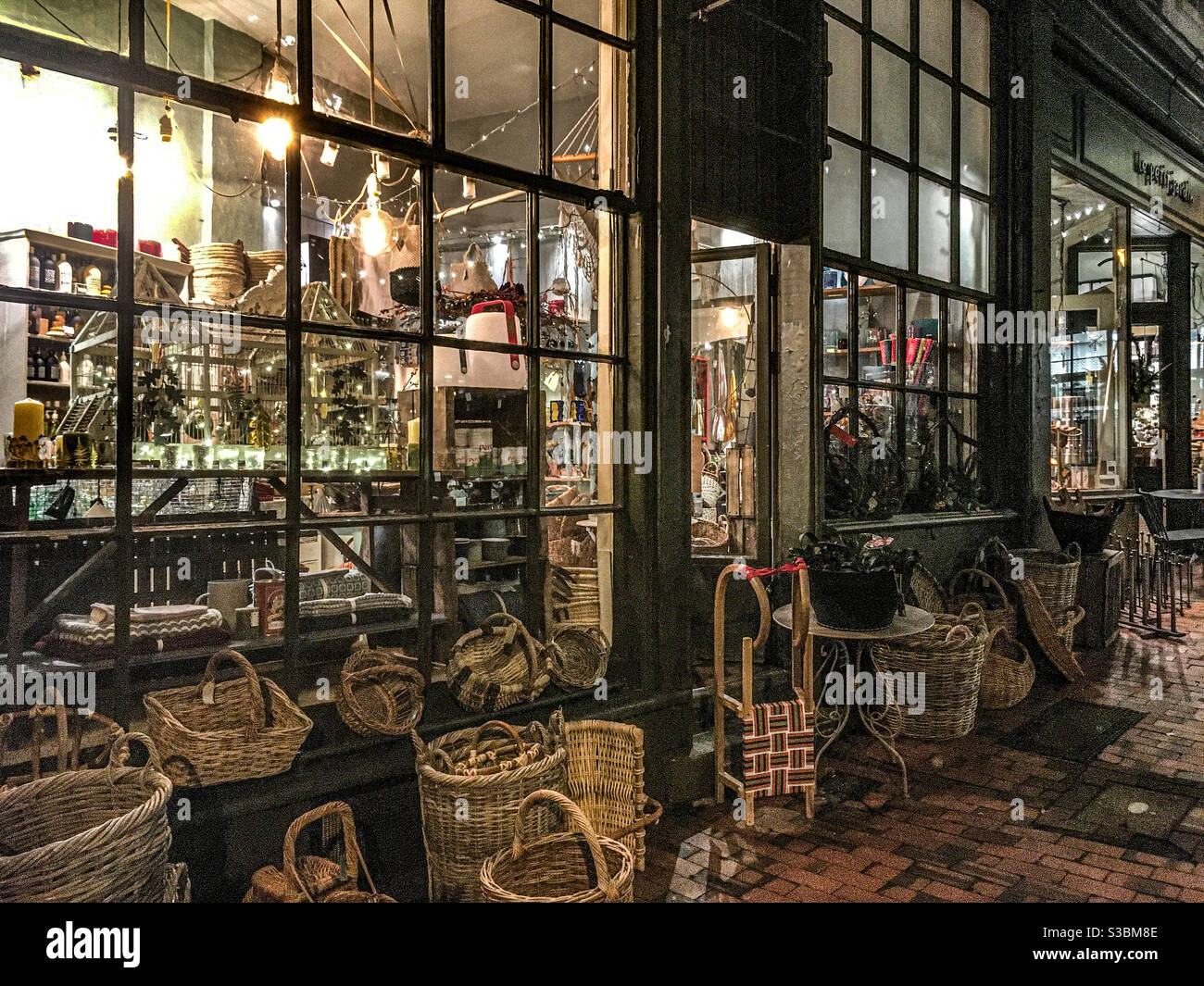 Displays windows hi-res stock photography and images - Alamy