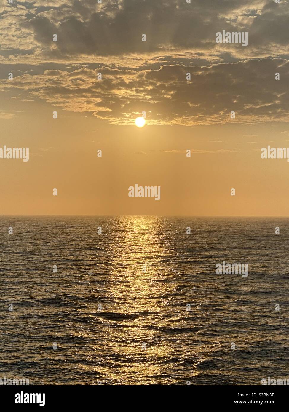 Offshore sunset hi-res stock photography and images - Alamy