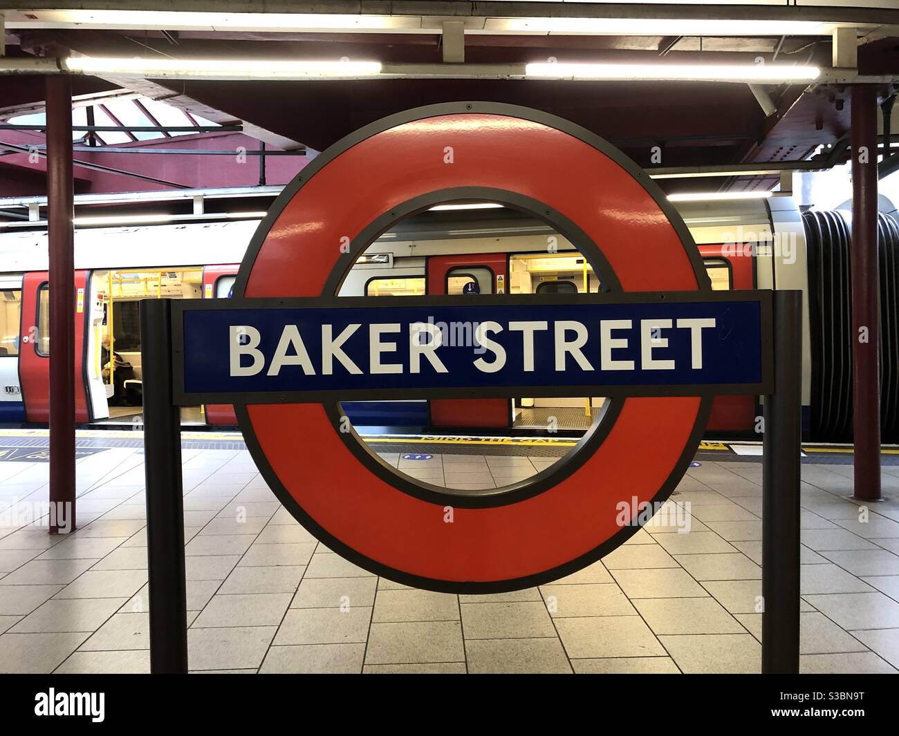 Baker street station hi-res stock photography and images - Alamy