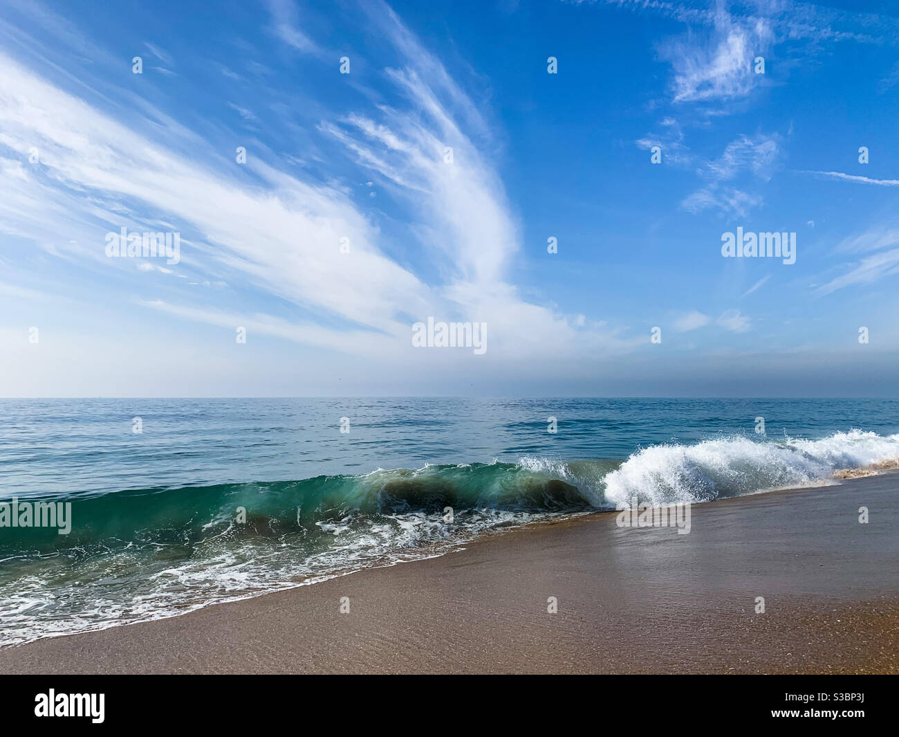 Wave crushing beach hi-res stock photography and images - Alamy