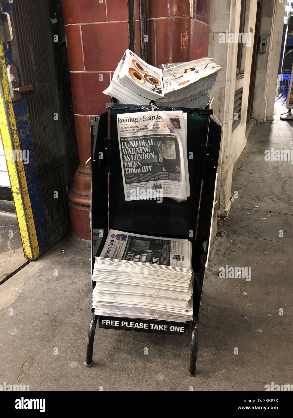 Newspaper tube hi-res stock photography and images - Alamy