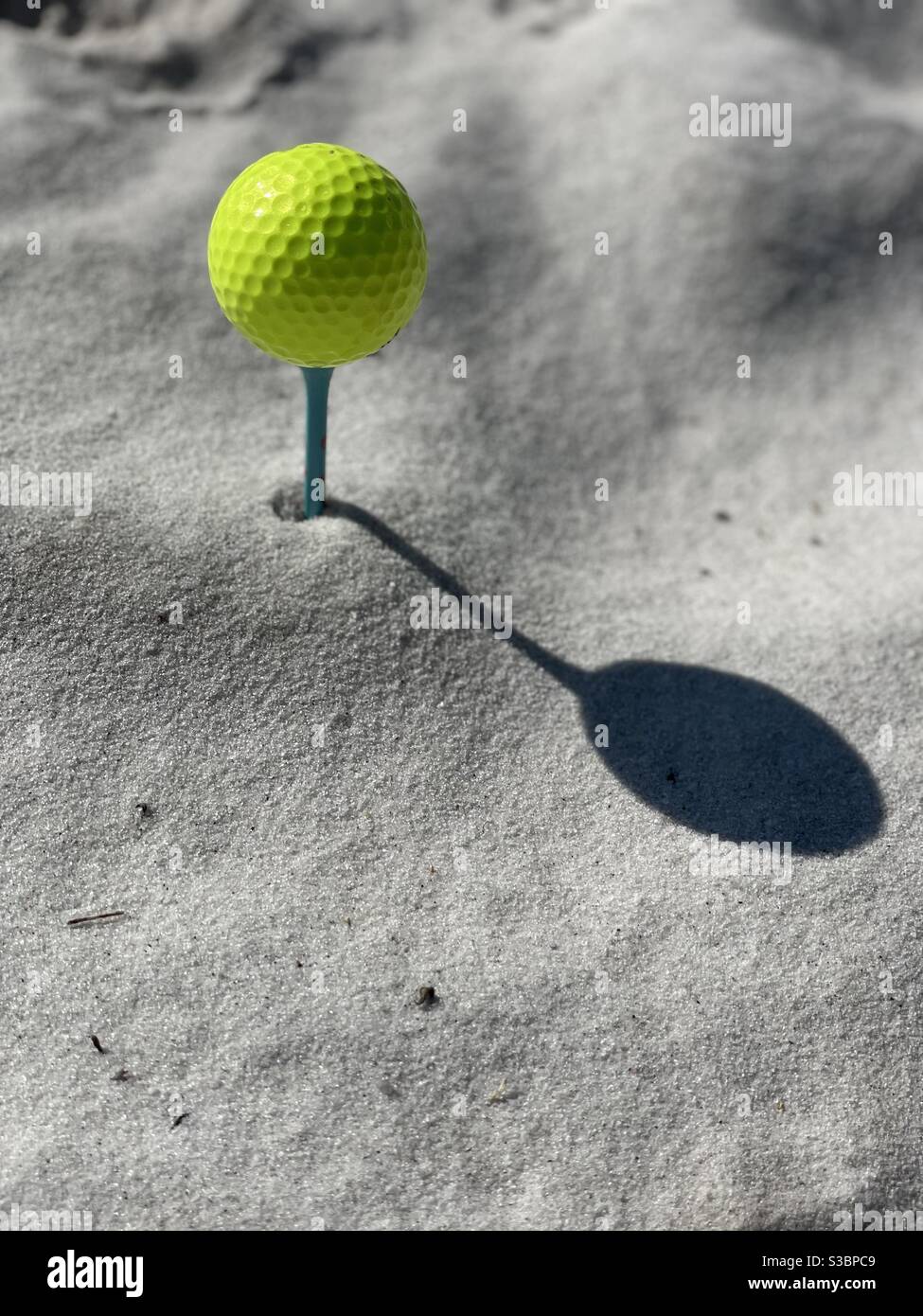 Yellow golf ball hi-res stock photography and images - Alamy