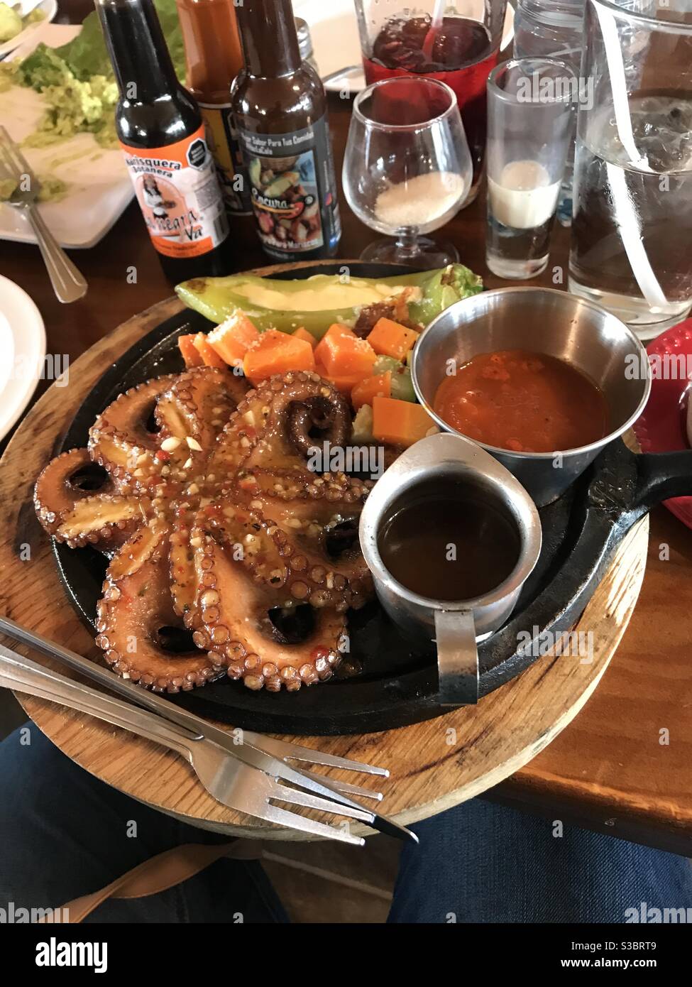 Octopus plate hi-res stock photography and images - Alamy