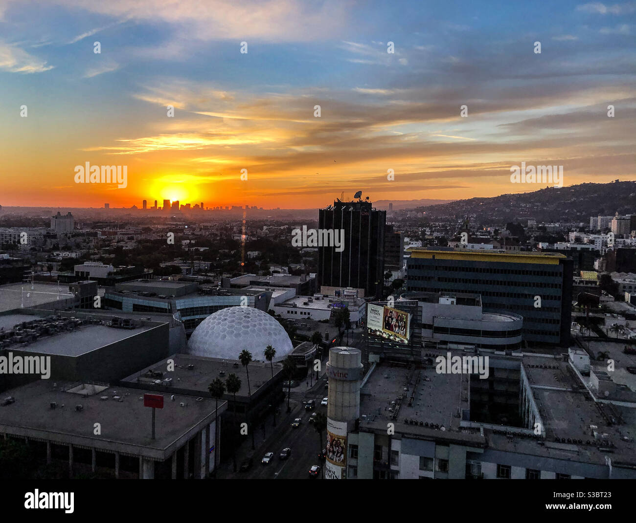 Beautiful sunset sky over city hi-res stock photography and images - Alamy