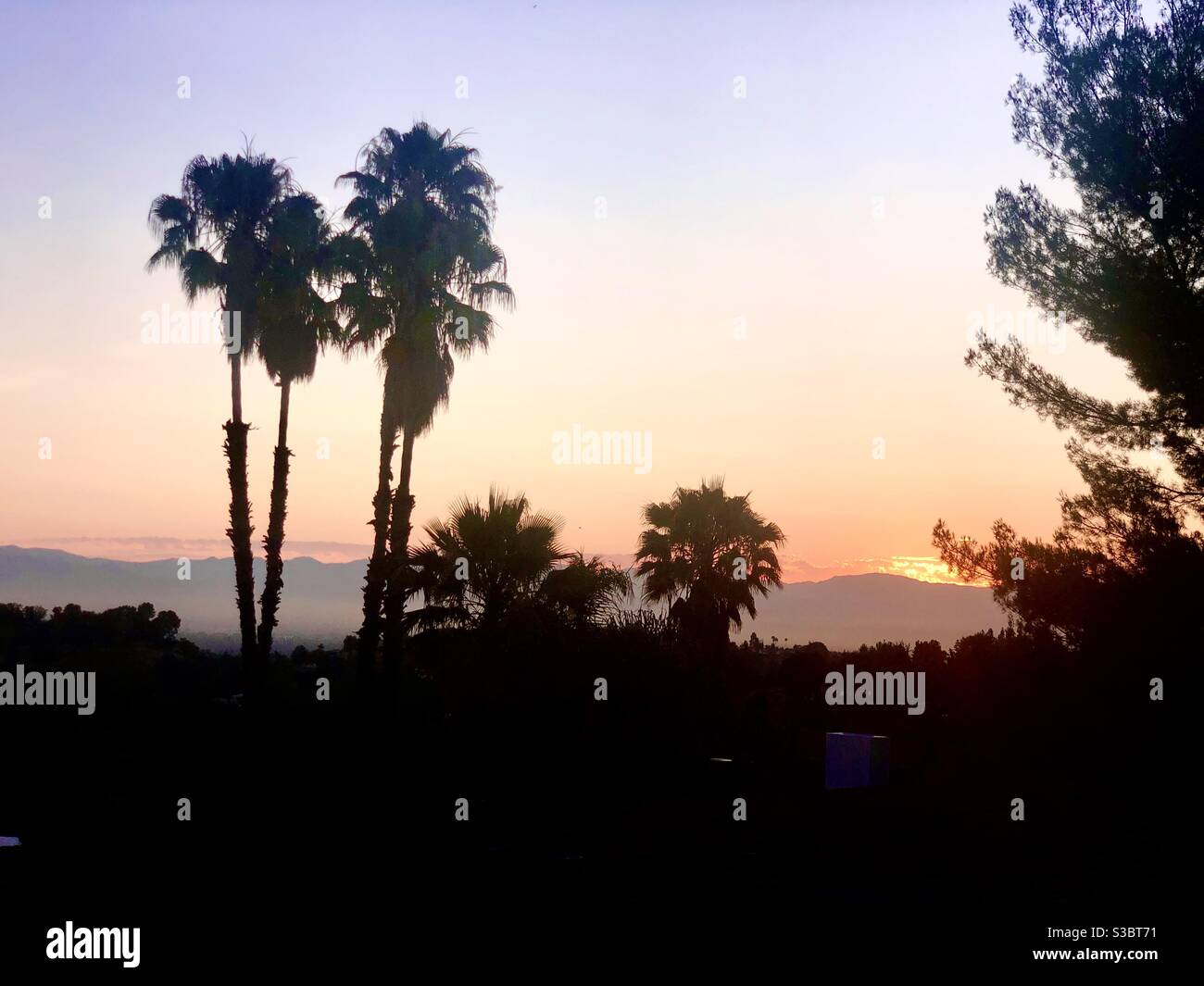 Sunset over the Santa Monica Mountain range from Tarzana, CA in the San ...