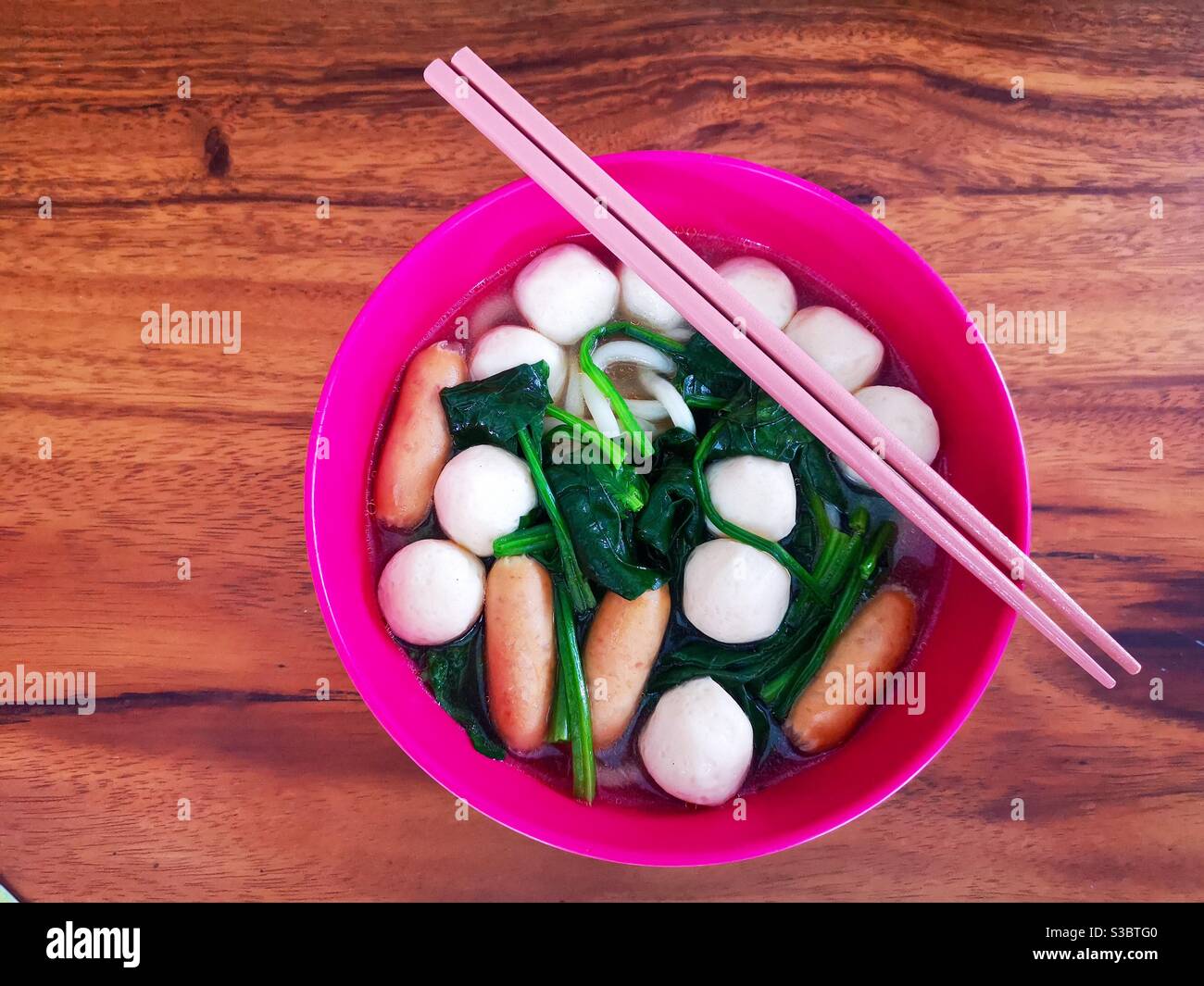 A bowl of Udon with fish balls Stock Photo - Alamy