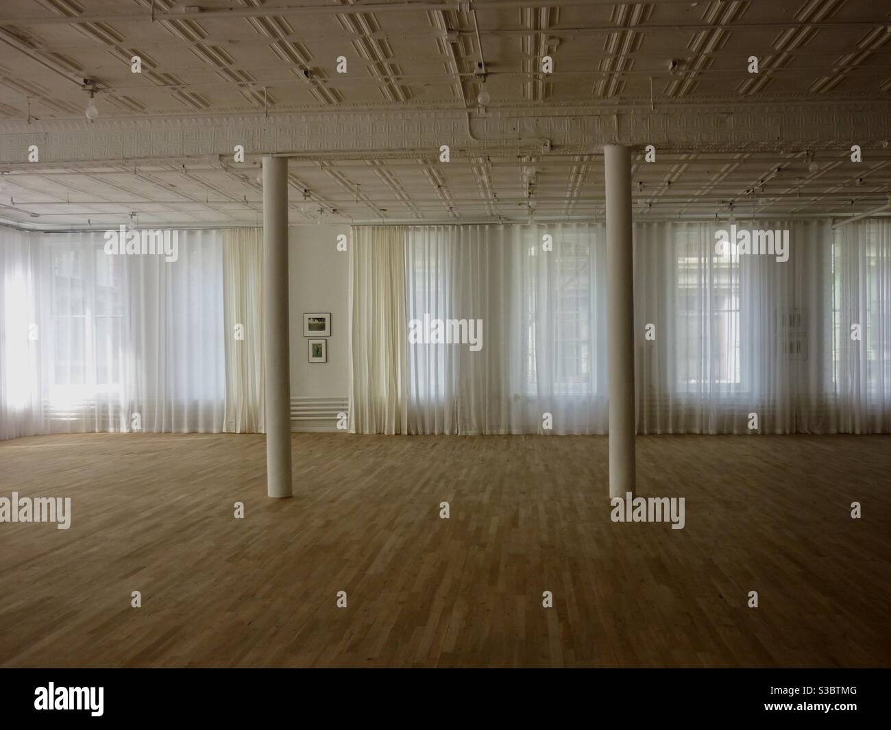 Columns of white hi-res stock photography and images - Alamy