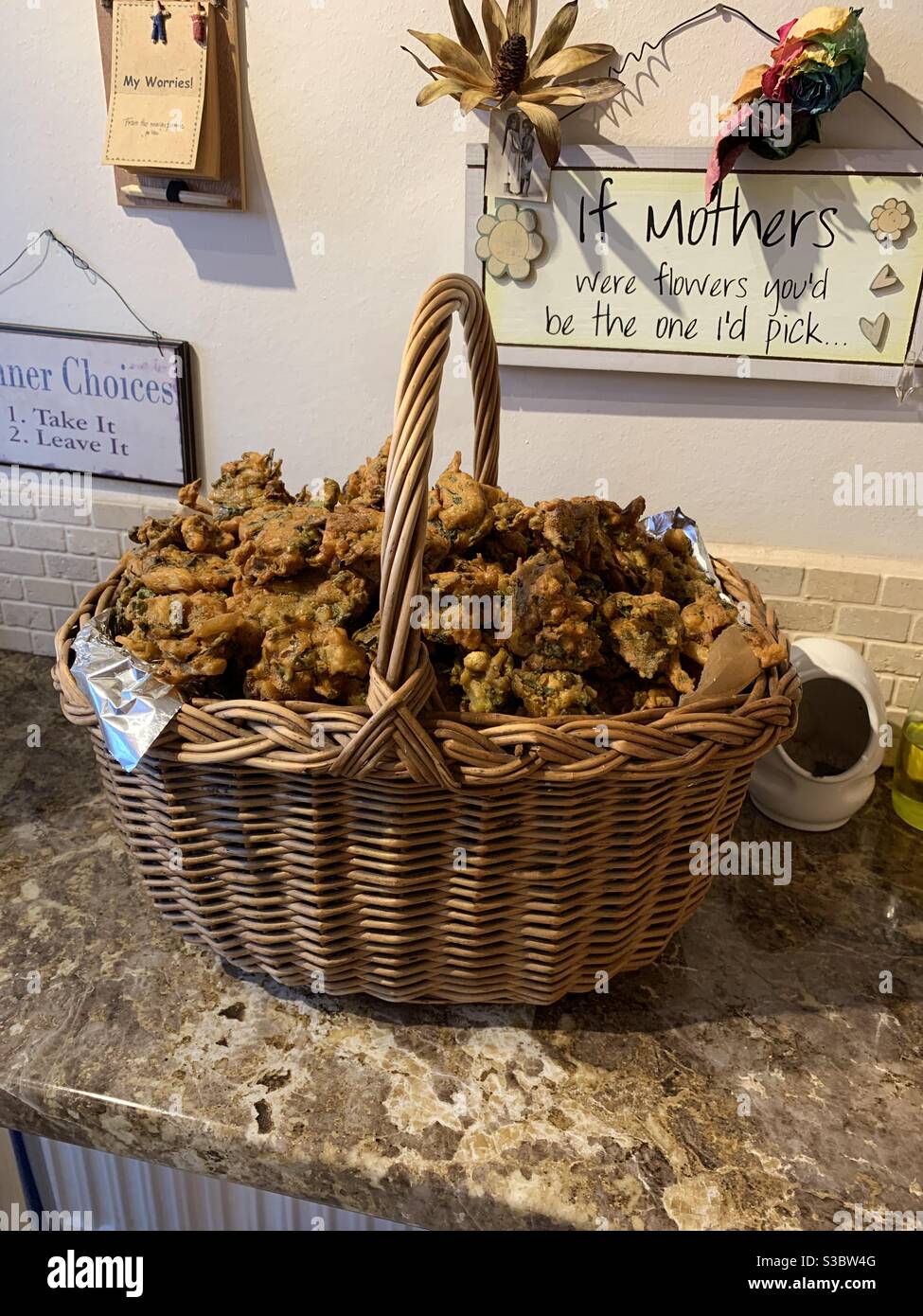 Basket of pakoras Stock Photo - Alamy