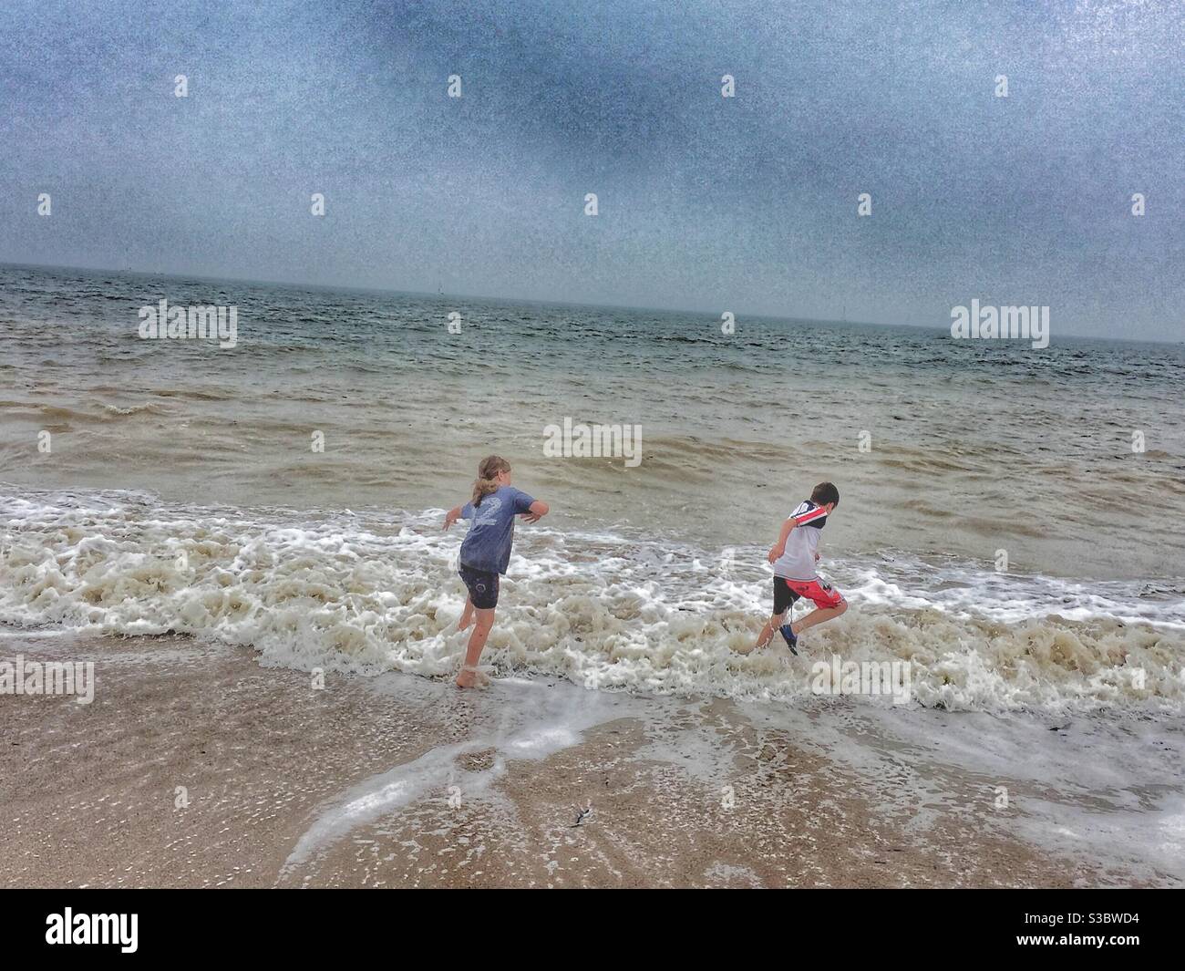 Children jumping into sea hi-res stock photography and images - Alamy