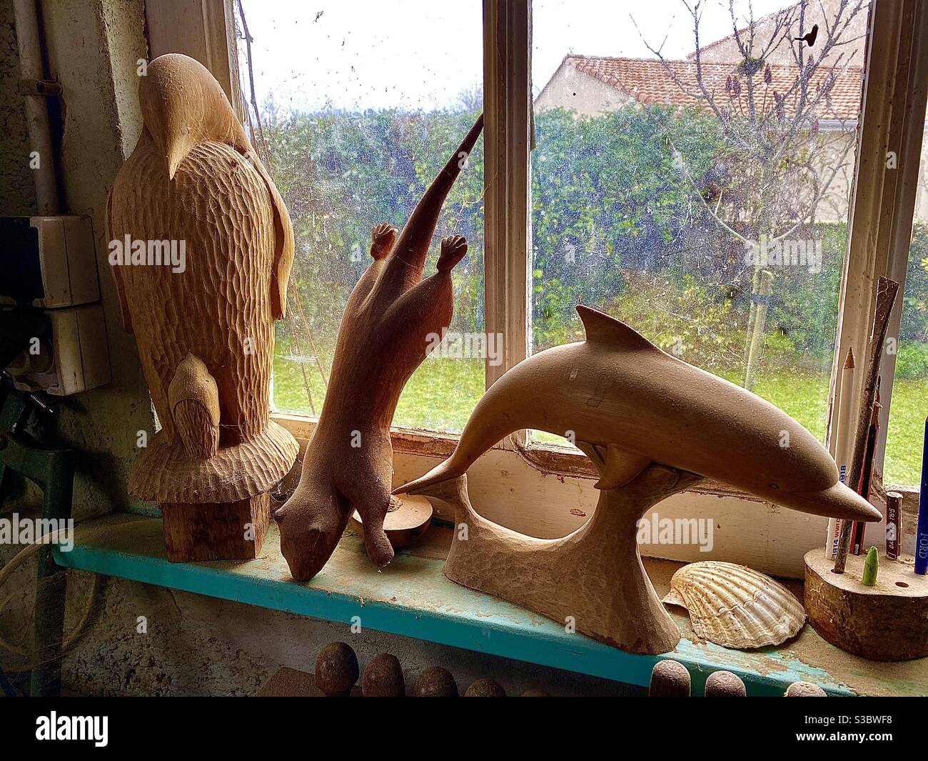 Wooden animal sculptures hi-res stock photography and images - Alamy