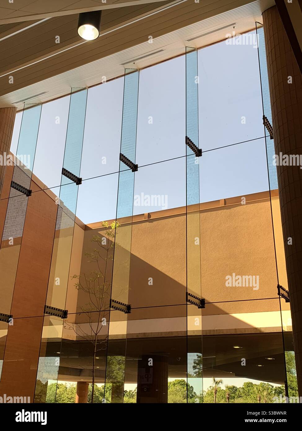 Mirrored building hi-res stock photography and images - Alamy