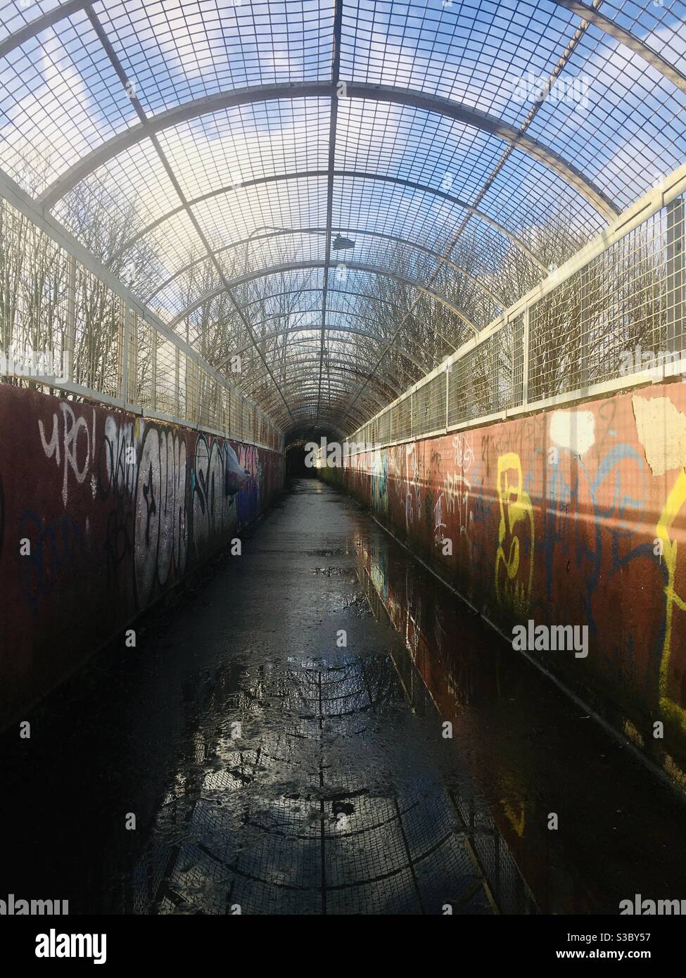 Train walkway hi-res stock photography and images - Alamy