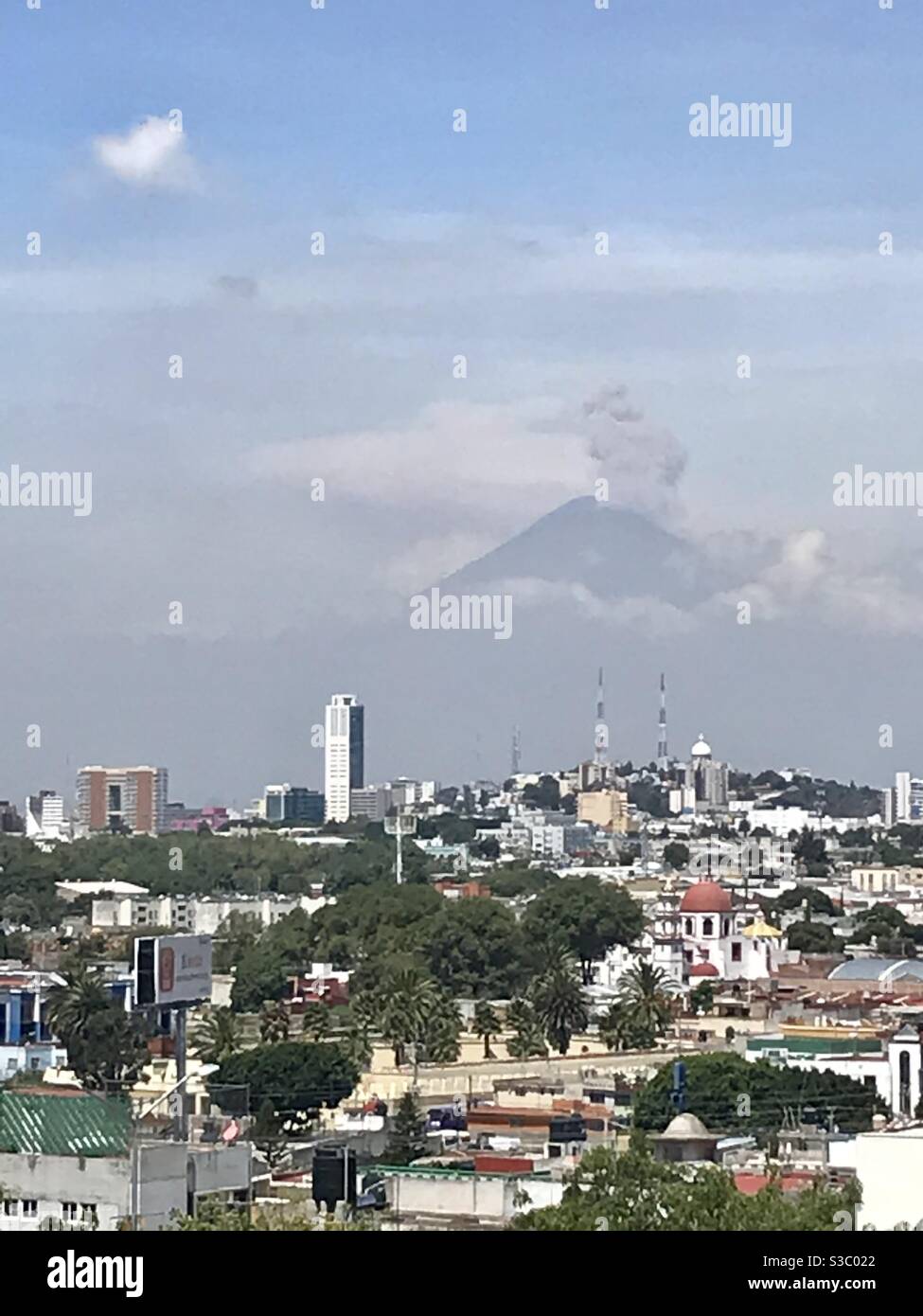 Volcano city hi-res stock photography and images - Alamy