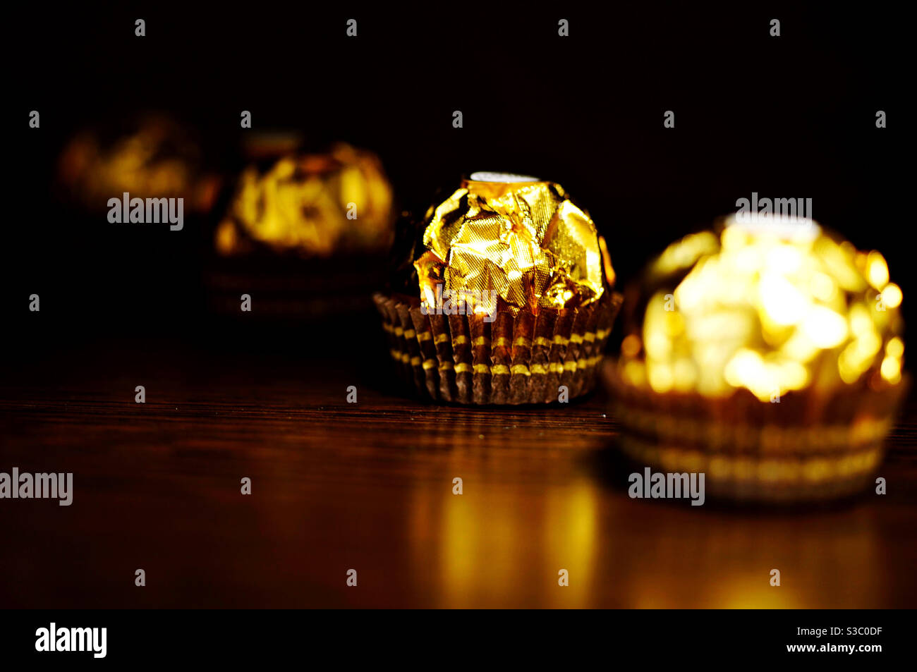 Gold wrappers hi-res stock photography and images - Alamy