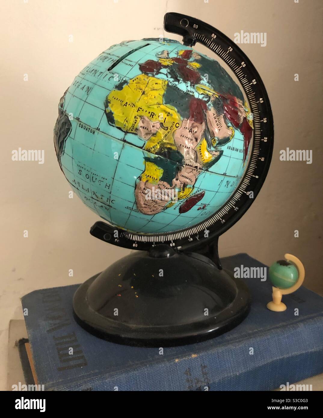 Globe world money hi-res stock photography and images - Alamy