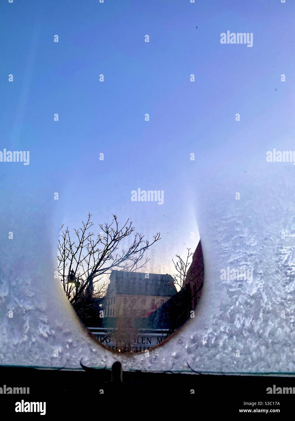 Snow through a window hi-res stock photography and images - Alamy