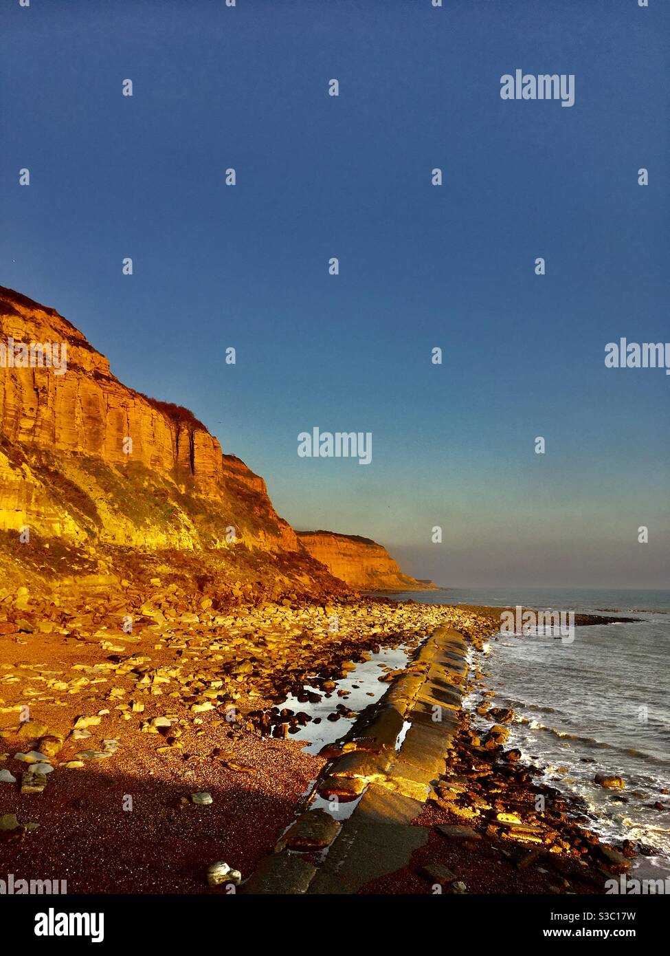 Waves beach hastings cliffs hi-res stock photography and images - Alamy