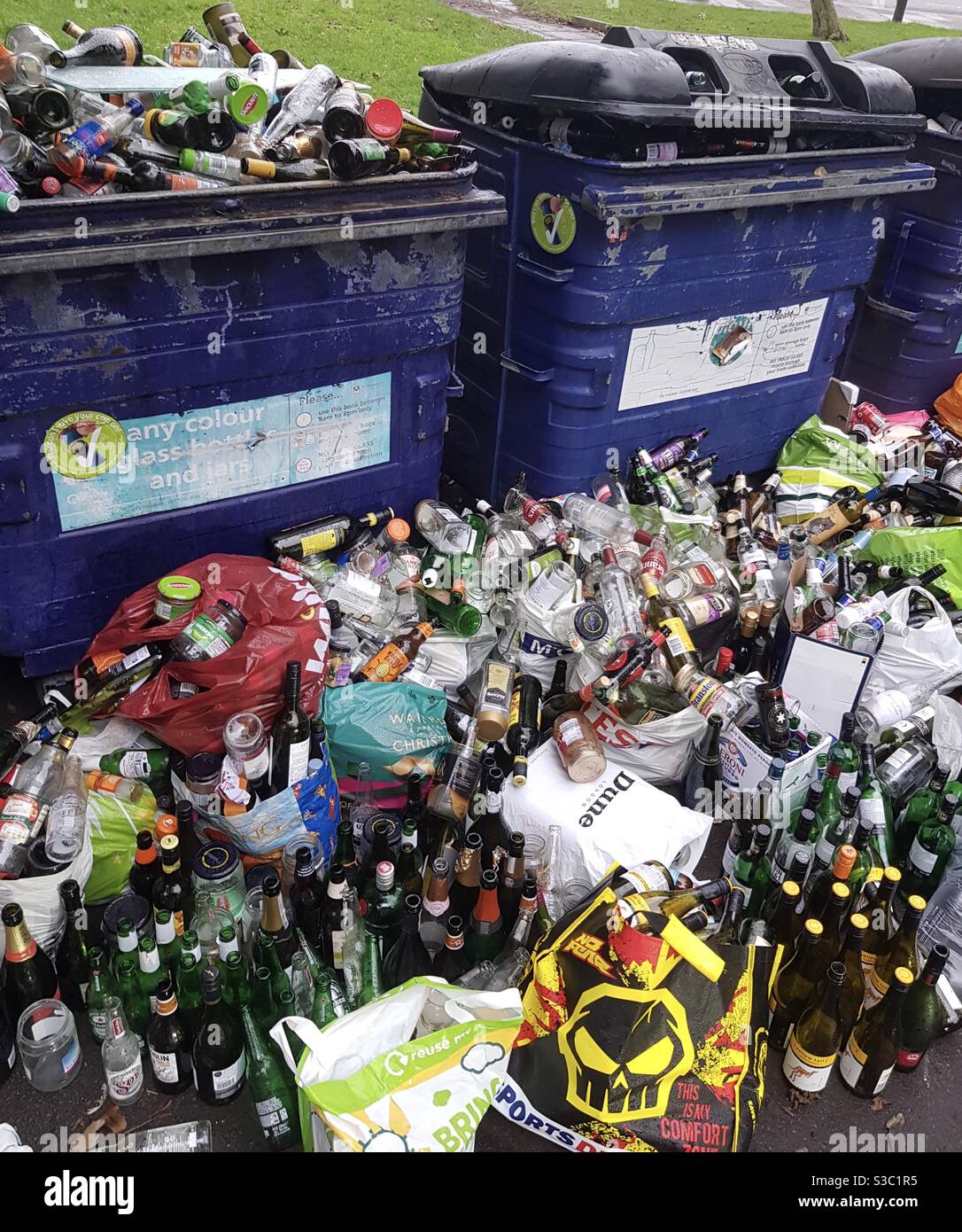 Alcohol drinking bottles hi-res stock photography and images - Alamy