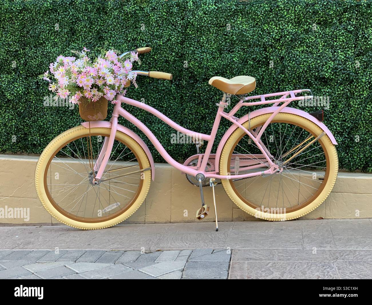 Pink girls bike hi-res stock photography and images - Alamy