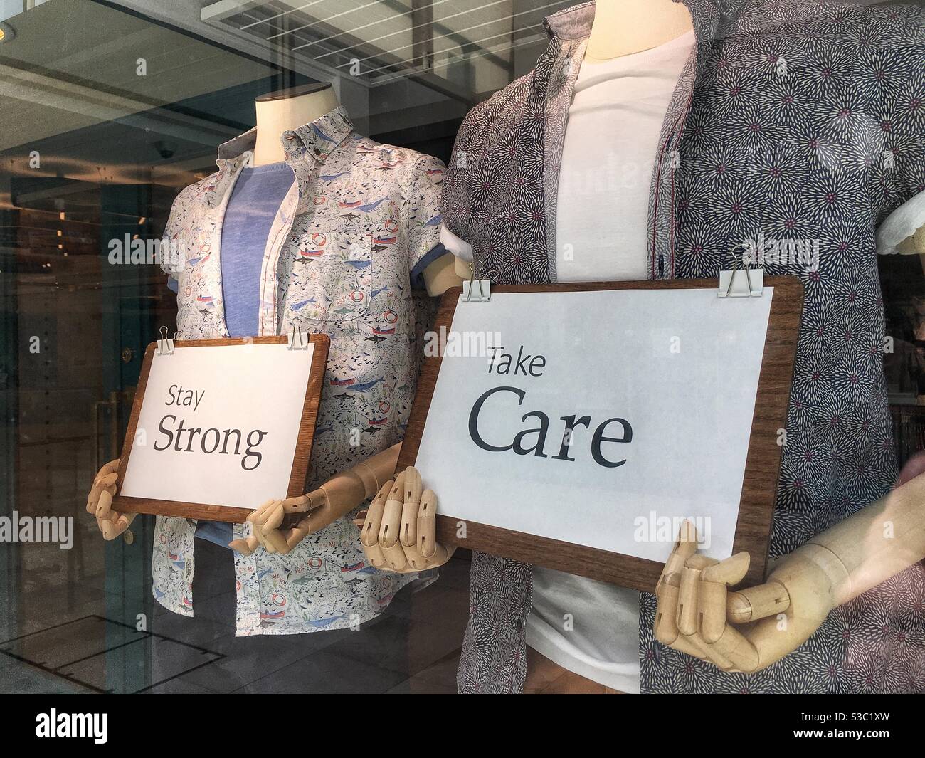 Messages of hope in a shop window during the pandemic Stock Photo - Alamy